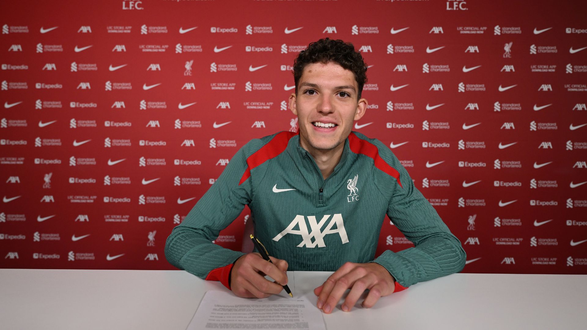 HIVATALOS: Pécsi Ármin a Liverpoolhoz szerződött - videó | Puskás Akadémia